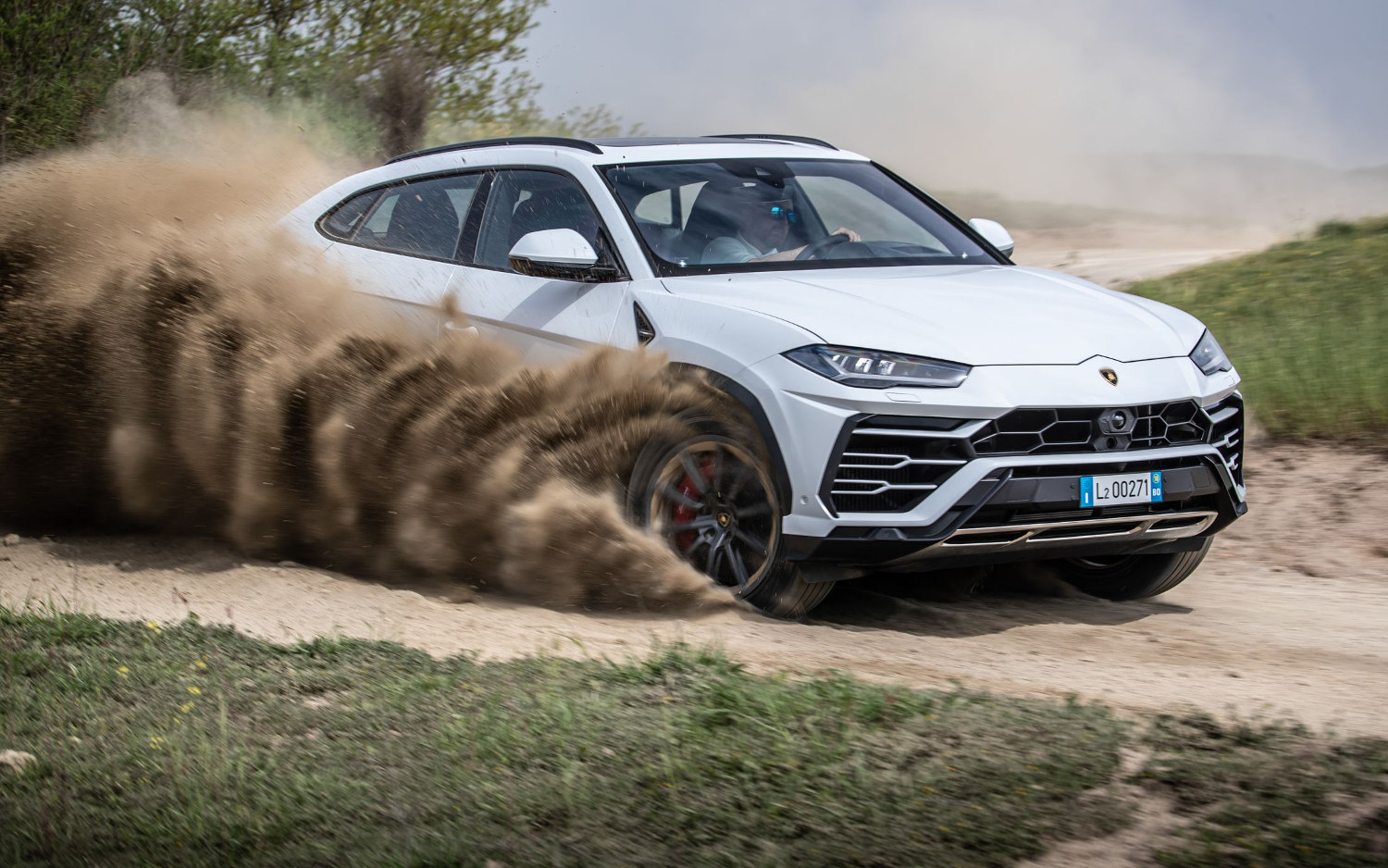 Comparison - Porsche Cayenne E-Hybrid 2019 - vs - Lamborghini Urus 2019 | SUV Drive